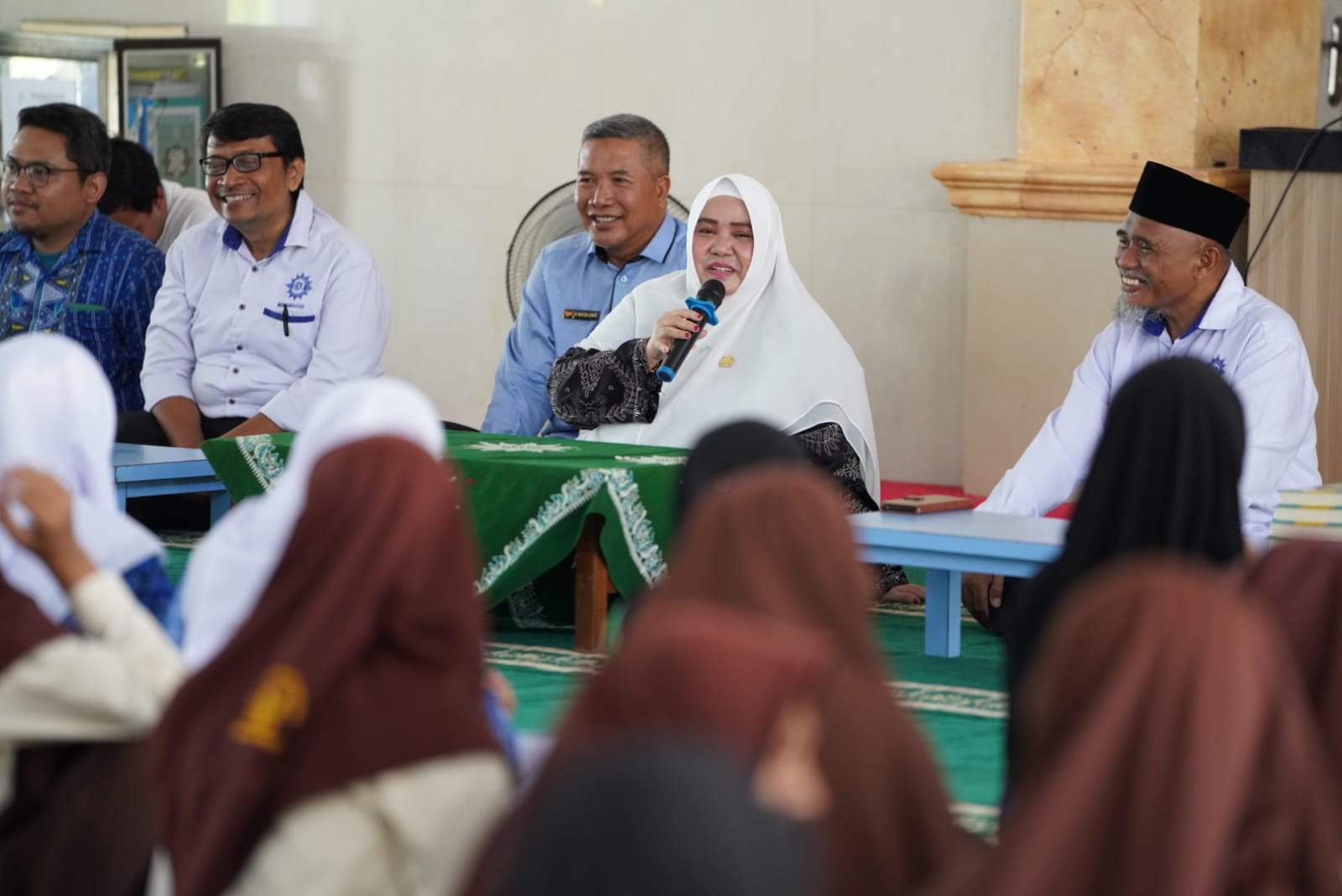 Wakafkan 150 Al – Quran, Wabup Masitah : Bentuk Generasi Muda Berakhlak ...